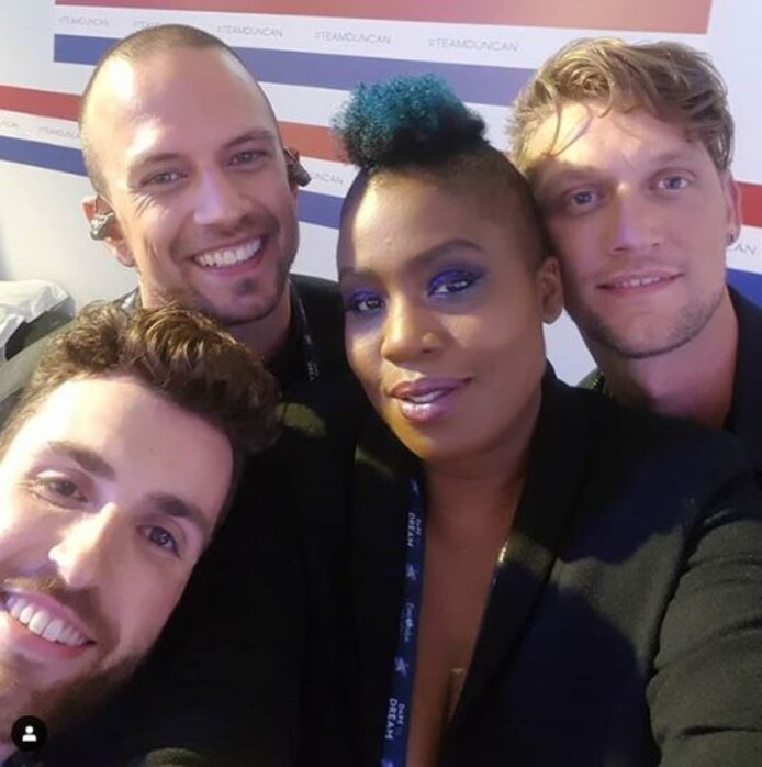 Deze onzichtbare zangers stonden met Duncan op hét podium | Show ...