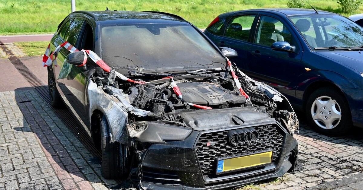 Auto brandt uit in Arnhem: voertuig wordt volledig verwoest | Arnhem ...