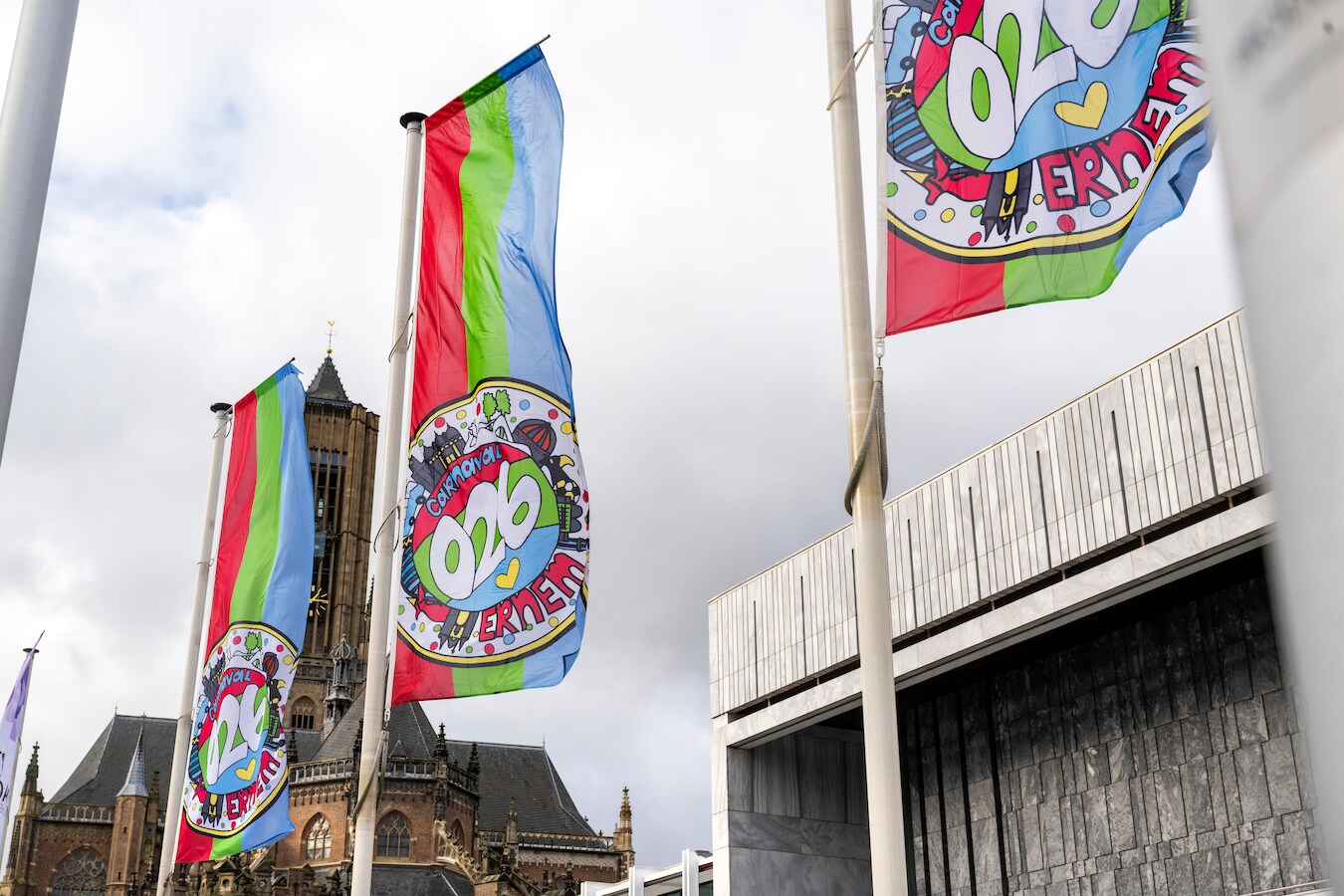 Vlaggen in top als voorpret voor carnaval in ‘Ernem’; ‘De mensen hebben ...