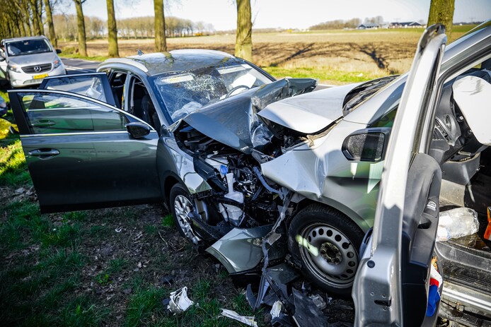 Vijf gewonden na frontale botsing tussen auto en bestelbus in Bergharen | 112 nieuws Wijchen ...