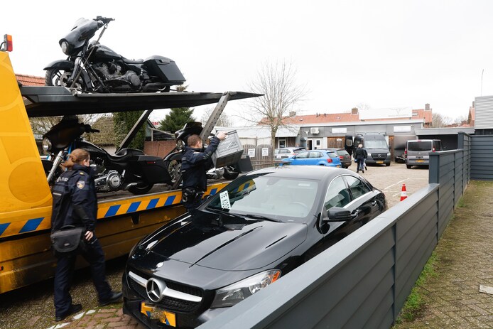 Seksbedrijf lijkt link tussen invallen gemaskerde agenten bij motorzaak en in rijtjeshuis ...