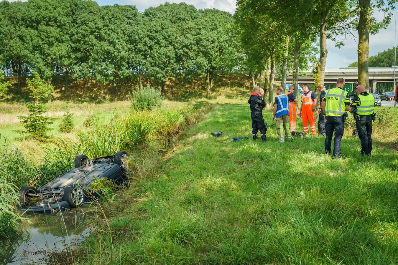Automobilist vliegt meerdere keren over de kop en belandt in sloot ...