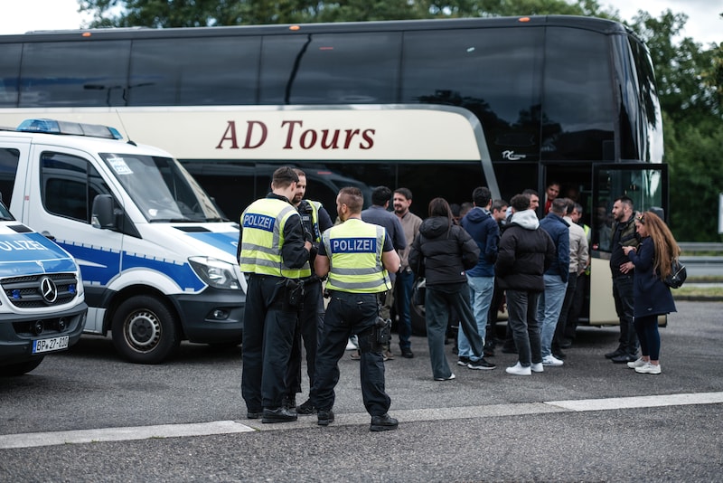 Nederlander (46) in touringcar betrapt bij grenscontrole: ‘Straatwaarde ...