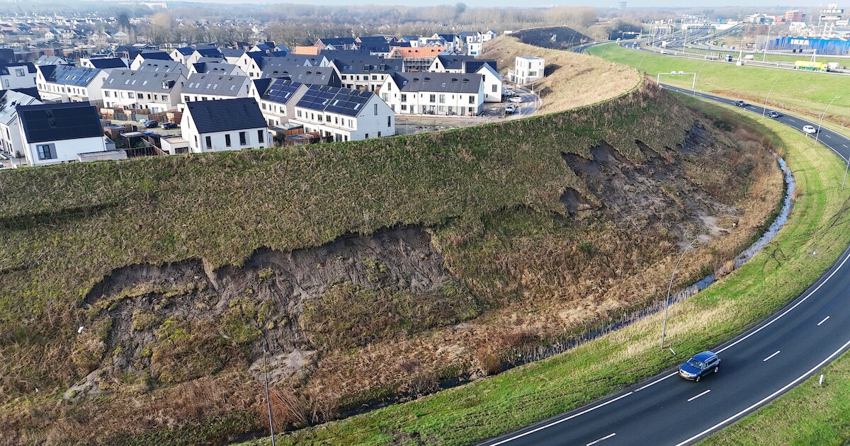Vele regen spoelt talud langs A50 weg, beeld van boven laat ‘gatenkaas ...
