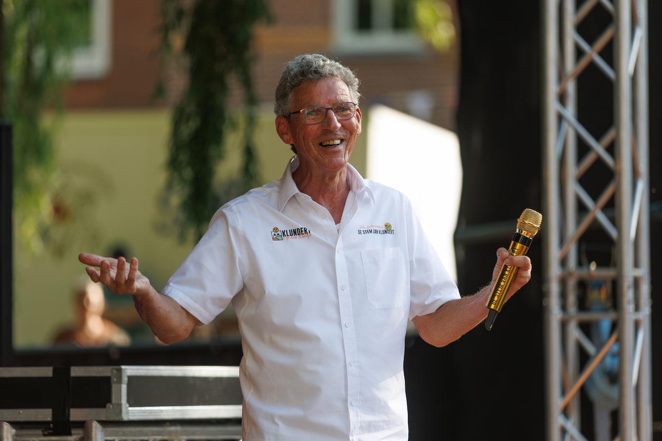 Gouden microfoon voor John (68), al bijna halve eeuw het gezicht van ...