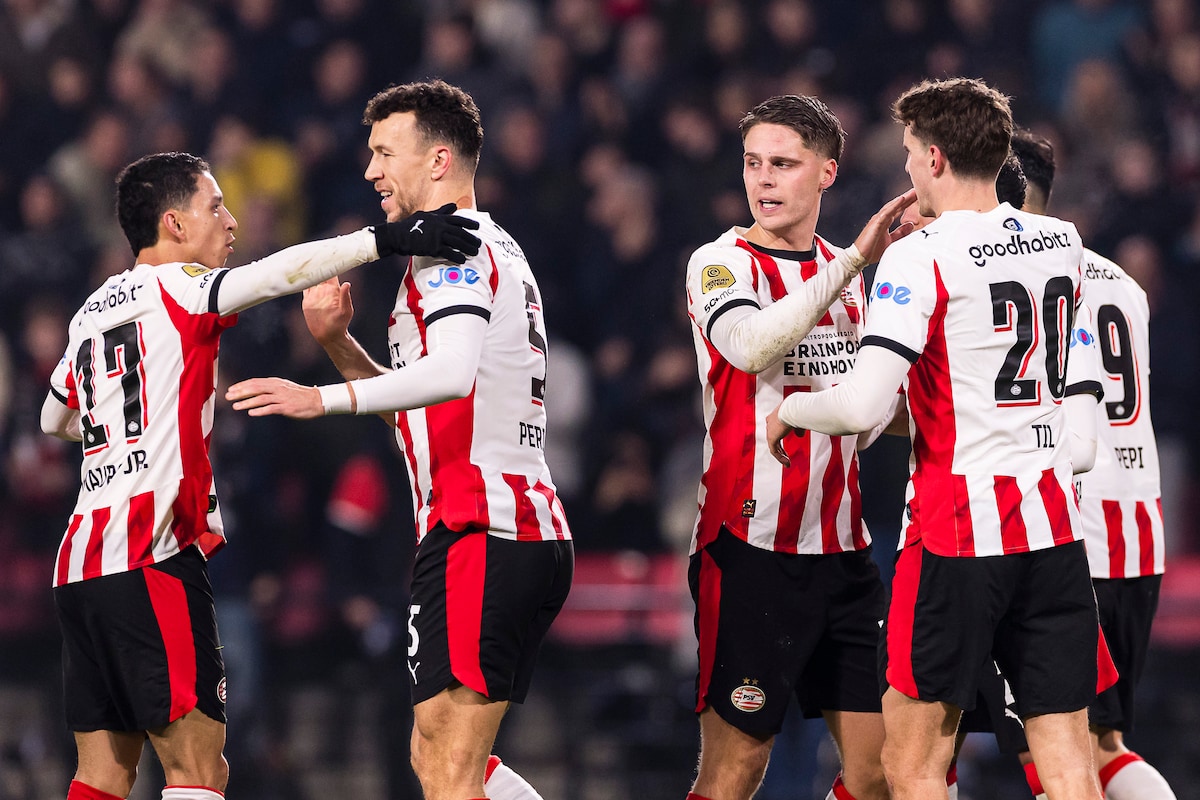 Spektakel in Eindhoven: PSV ontsnapt in duel met zeven goals aan afgang ...