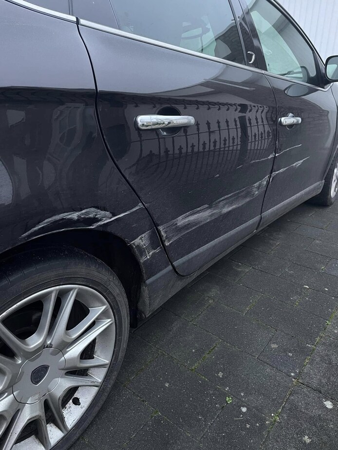 Freeks ‘bijzondere’ auto zwaar toegetakeld in Dordtse parkeergarage: 'Ik weet dat karma bestaat ...