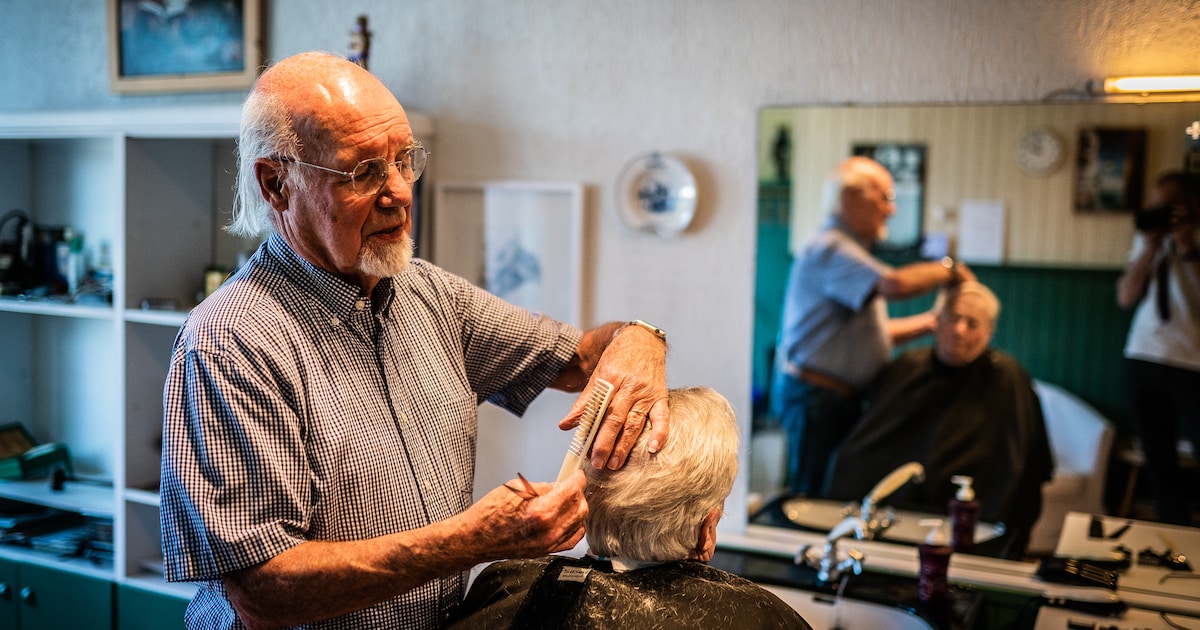 De kapper die eigenlijk geen kapper wilde worden knipt al 71 jaar: ‘Ik ...