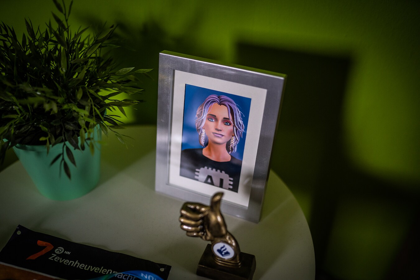 Jacob is verliefd op een jonge vrouw met paars haar die in zijn ...