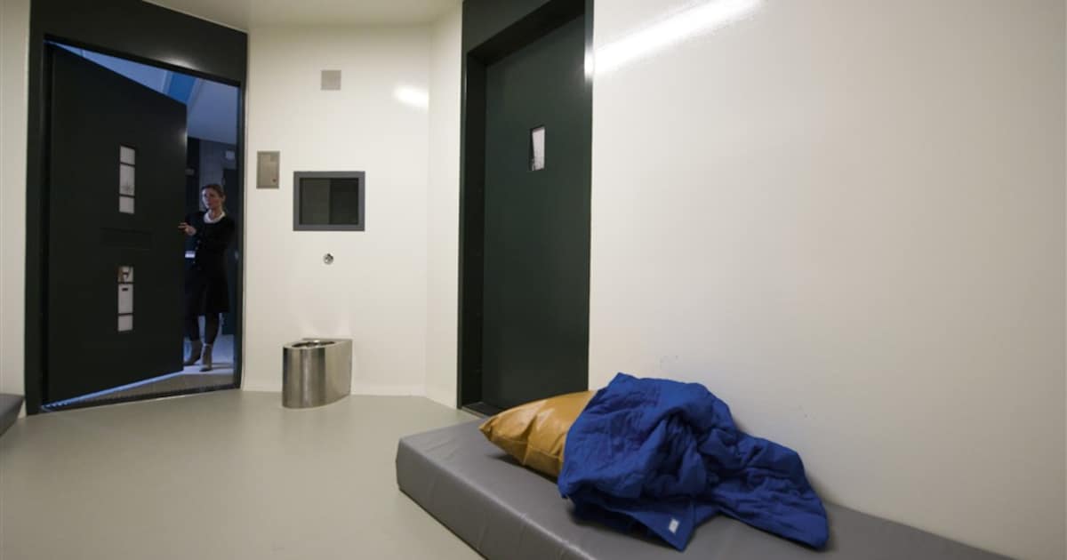 Geen plek in tbs-kliniek, dus de cel als ‘wachtkamer’: zó kunnen we dat volgens experts oplossen ...