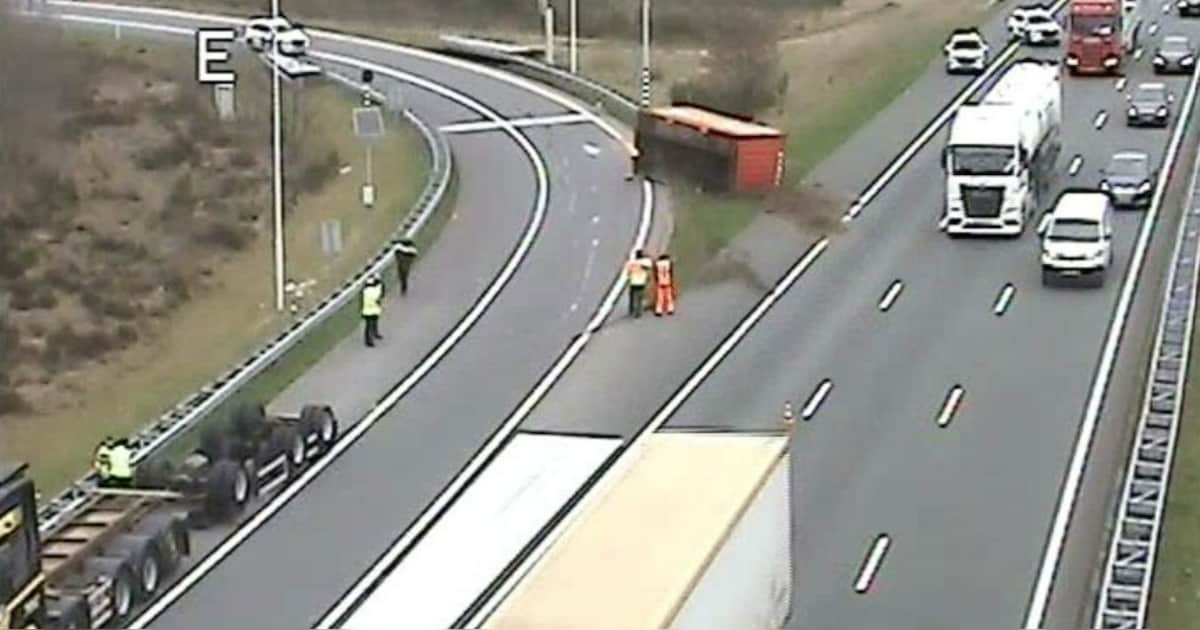 Container met schroot belandt in berm langs A28: oprit bij Soesterberg ...