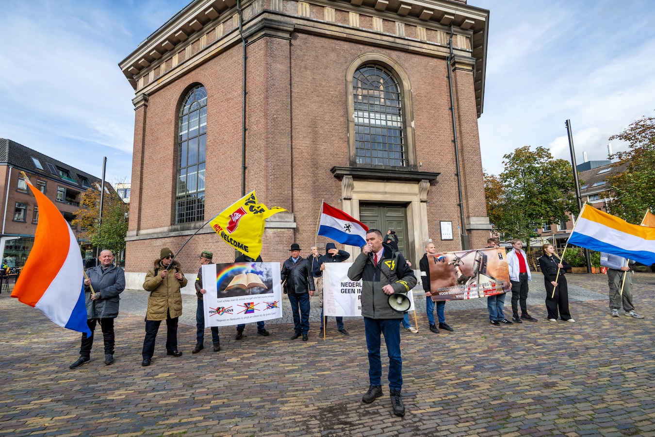 Vrouw schreeuwt voorman extreemrechtse NVU in gezicht: TV-ploeg volgens ...