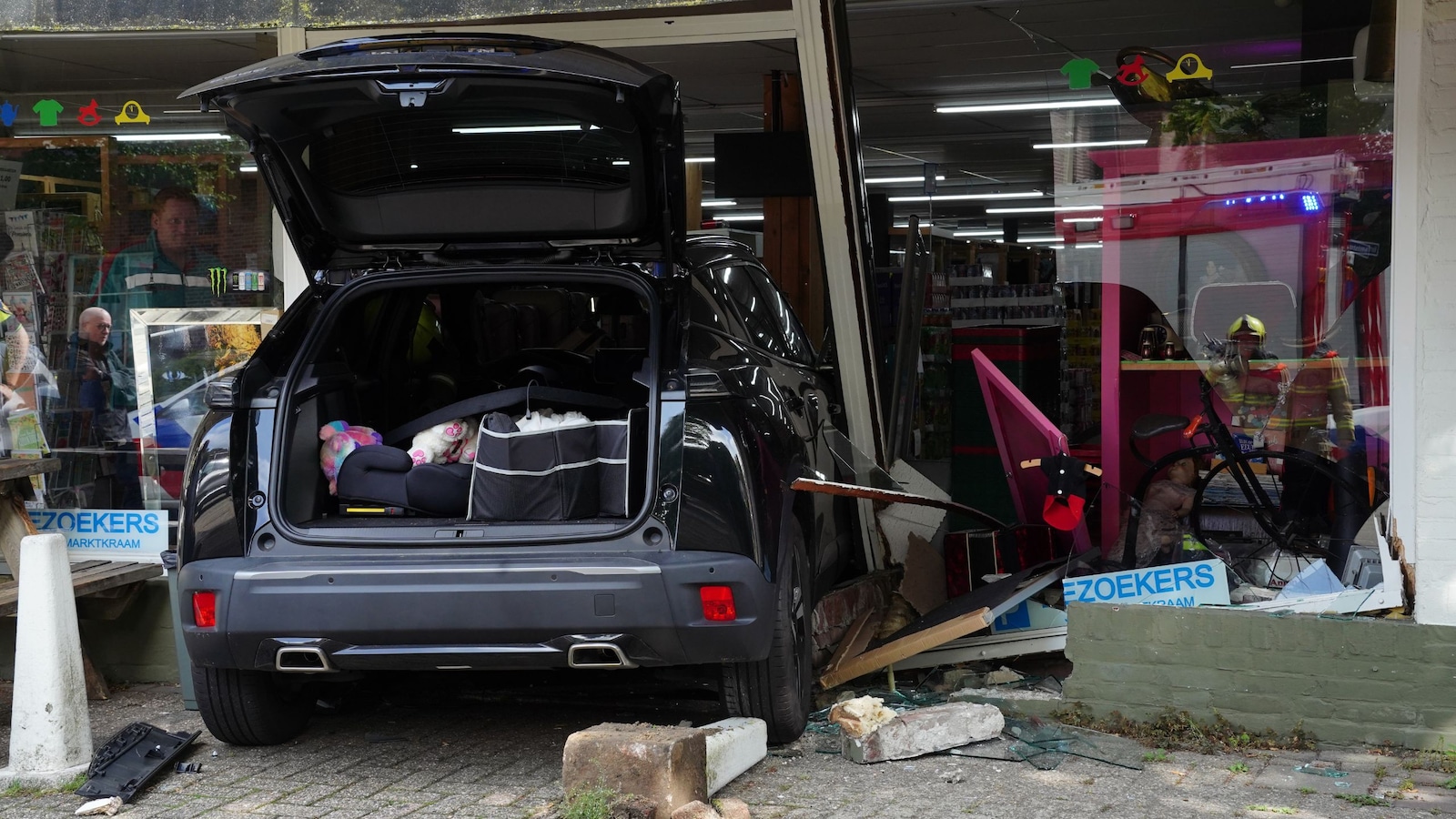 Bestuurder rijdt pui van winkel in Oss aan gort | Foto | gelderlander.nl