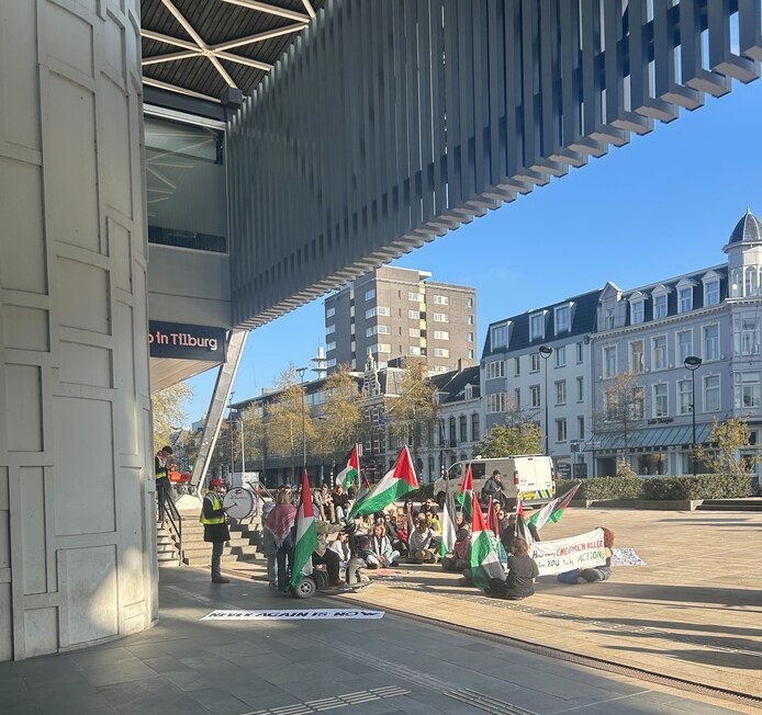 Protesten tegen oorlog in Gaza op stations in Tilburg, Den Bosch en ...