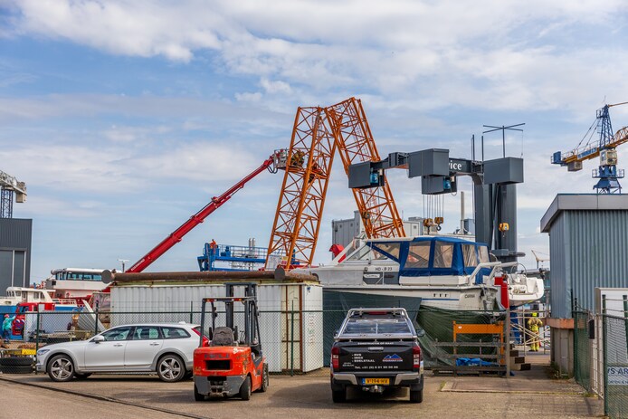 Hijskraan omgevallen op scheepswerf in Maasbracht, twee slachtoffers ...