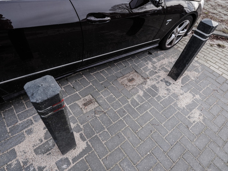 Gerrit komt thuis en ziet ineens twee paaltjes op parkeerplaats voor de ...