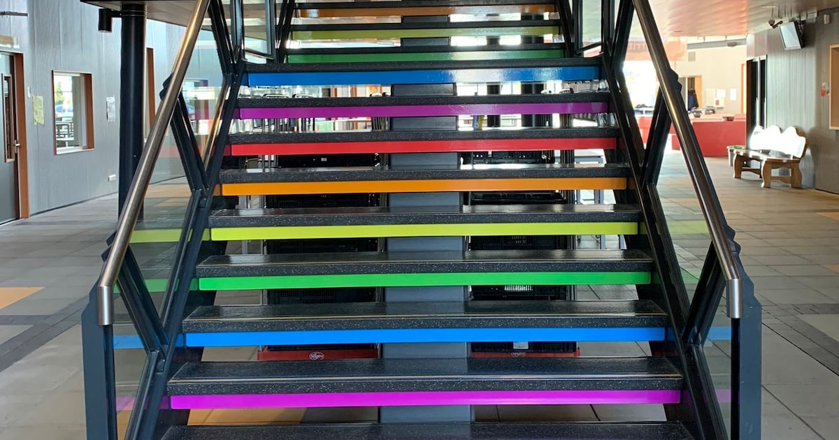 Ouders starten petitie tegen regenboogtrap op middelbare school: ‘Geef ...