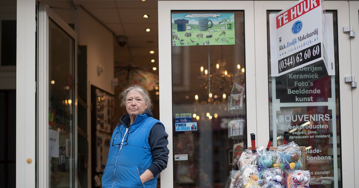 Tranen om het sluiten van Souvenirshop Tiel: ‘Mensen hebben minder te ...