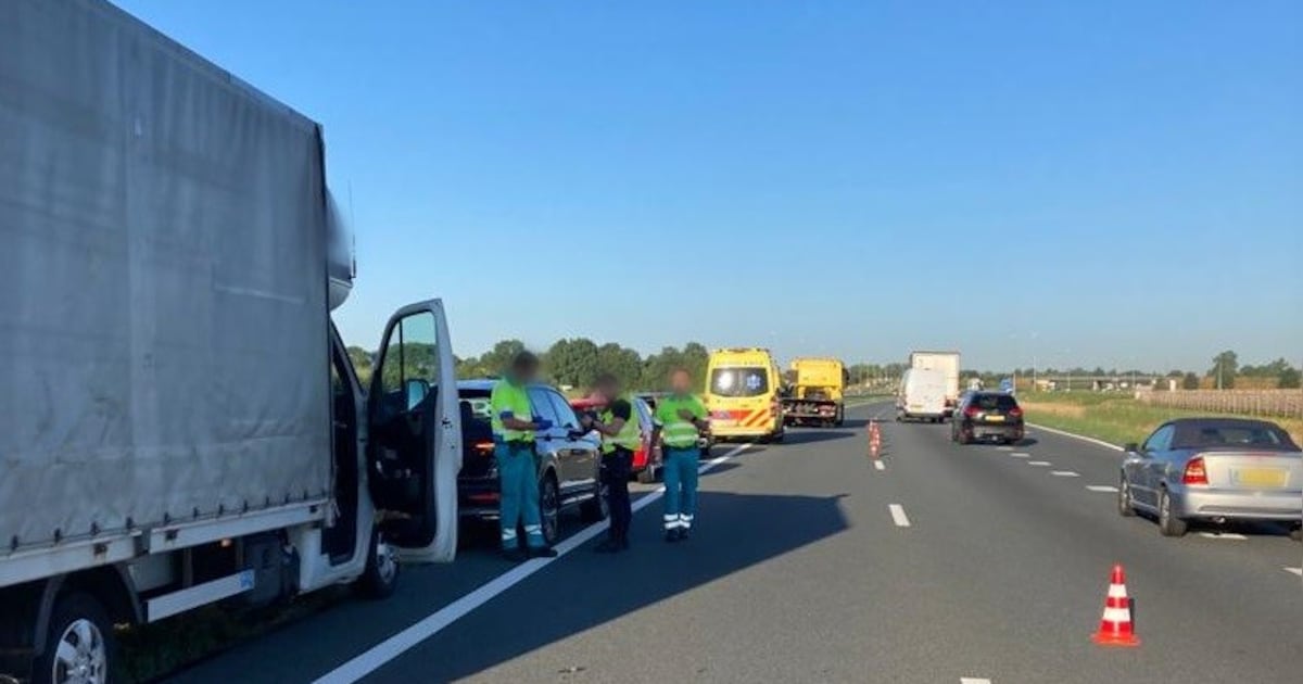 File door ongeluk met meerdere auto’s en vrachtwagen op A50 bij Volkel | Bernheze | gelderlander.nl