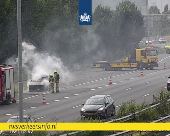 Auto in de brand op de A15 | West Betuwe | gelderlander.nl