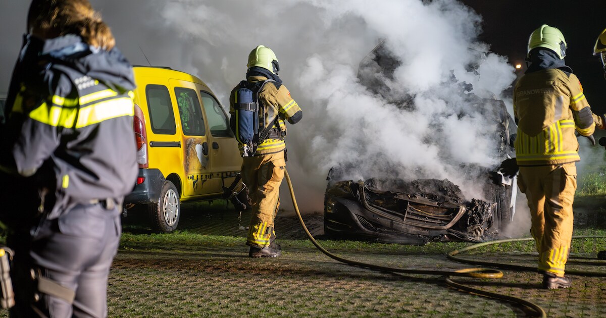 Auto brandt volledig uit op parkeerterrein aan de Worp in Deventer ...
