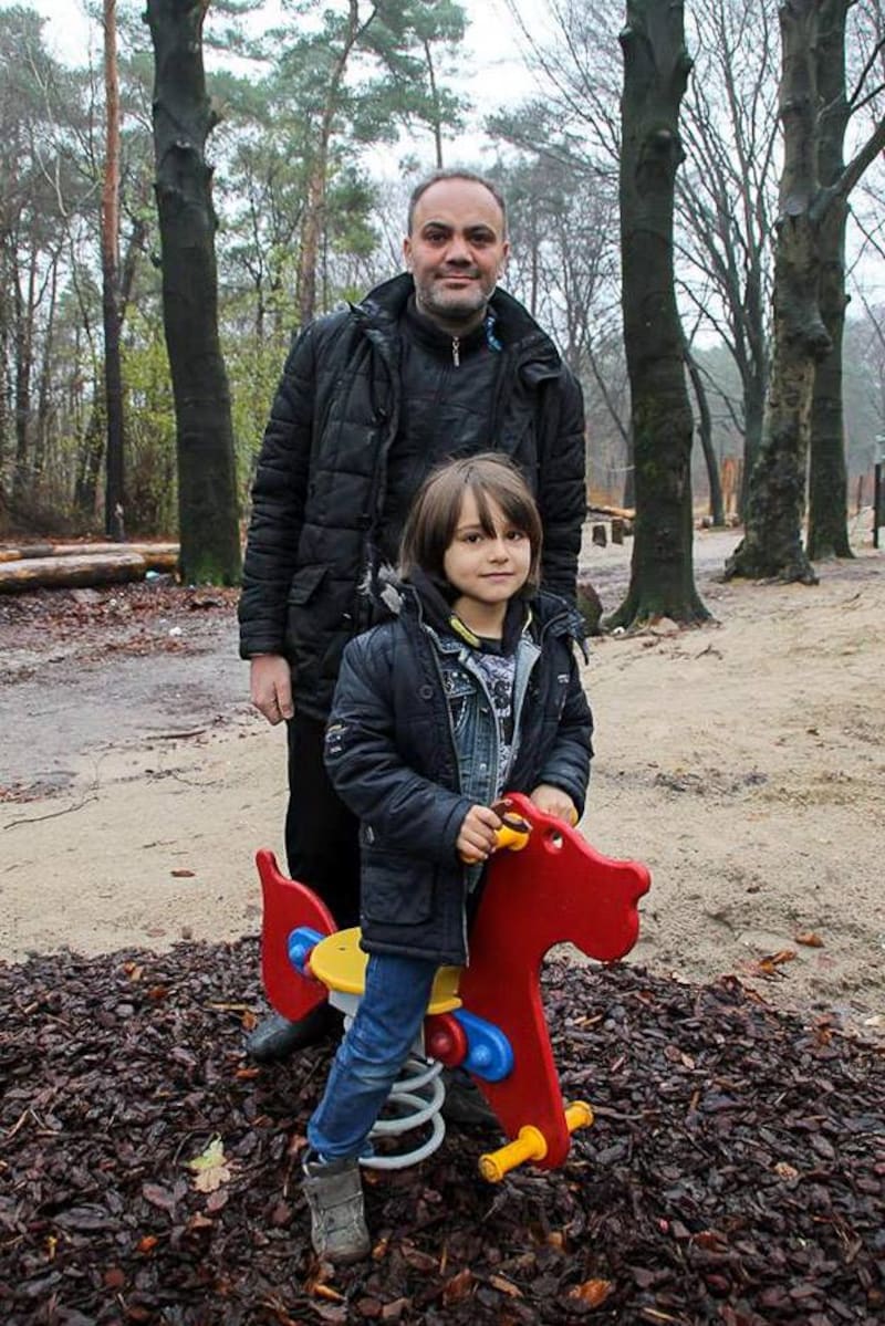 Tien jaar na die foto bij noodkamp Heumensoord: dit is hoe het nu gaat met Mostafa en Karim ...