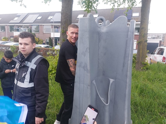 Go Ahead Eagles-spits Victor Edvardsen toont spandoek met Wouter Goes ...