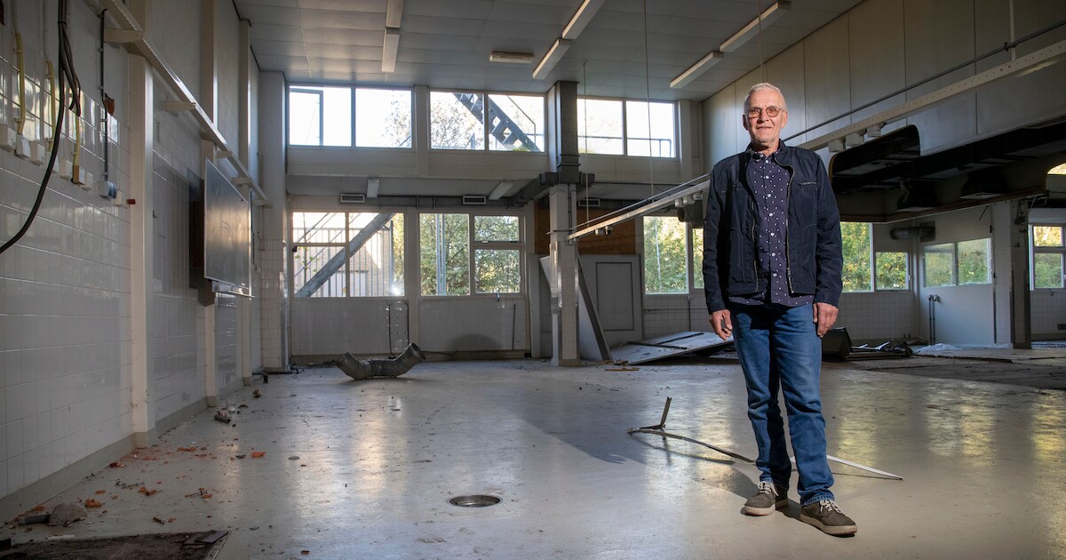 Jan van den Brink loopt nog één keer door de te slopen bakkersschool ...