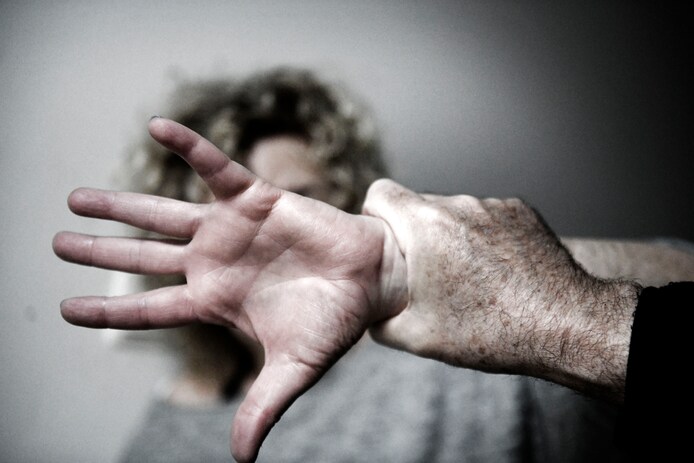 Vrouw was al moegestreden door huiselijk geweld en wéér ging het mis: 'Hij weet haar overal te ...