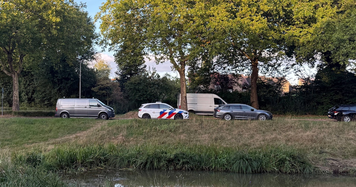 Veel politie bij bos in Nijmegen, deel met rood-wit lint afgezet ...