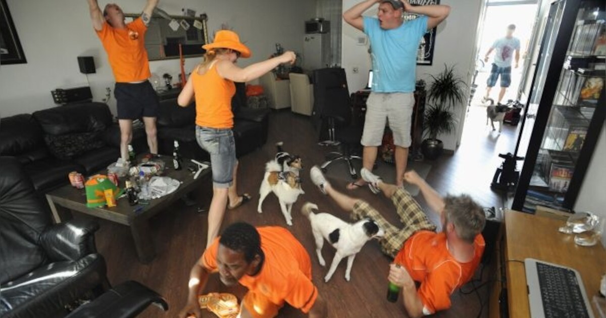 Oranjefans leggen Keizer Karel Plein plat | Nijmegen | De Gelderlander.nl