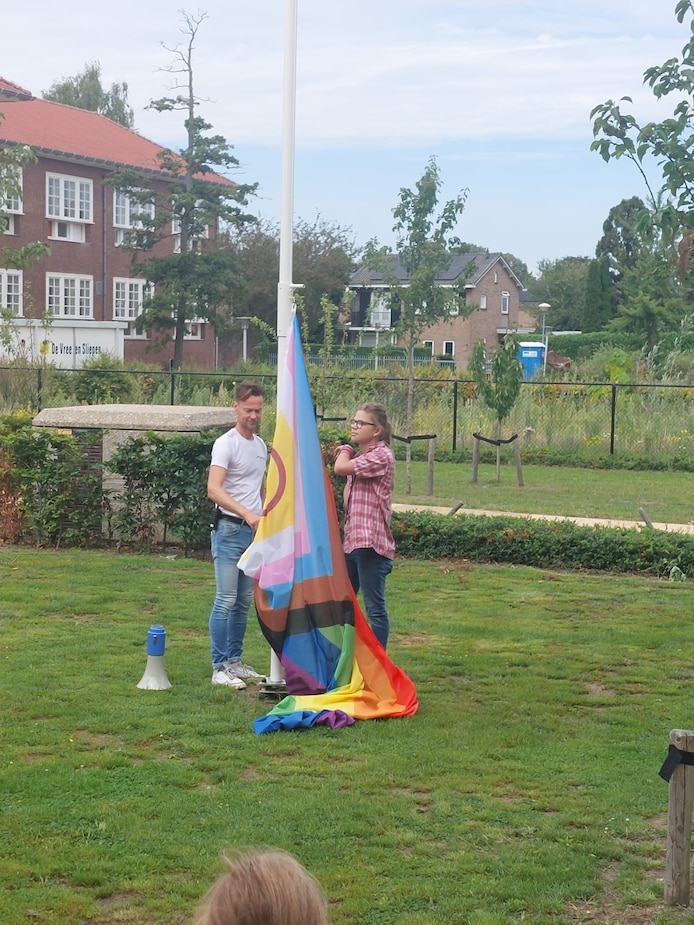 Progress pride-vlag Lingecollege vernield en gestolen, nu wappert er een nieuwe: ‘We zijn er ...