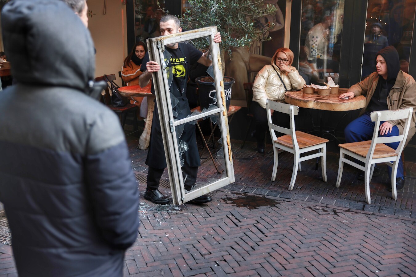Voorbijgangers in Utrecht krijgen schrik van hun leven: raam valt vanaf ...