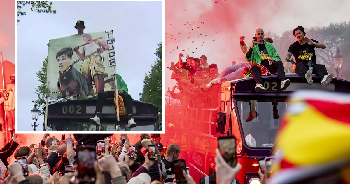 Go Ahead Eagles-spits Victor Edvardsen toont spandoek met Wouter Goes ...