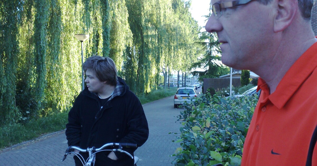 Auto te water op Golda Meirsingel Ede | De Vallei | De Gelderlander.nl