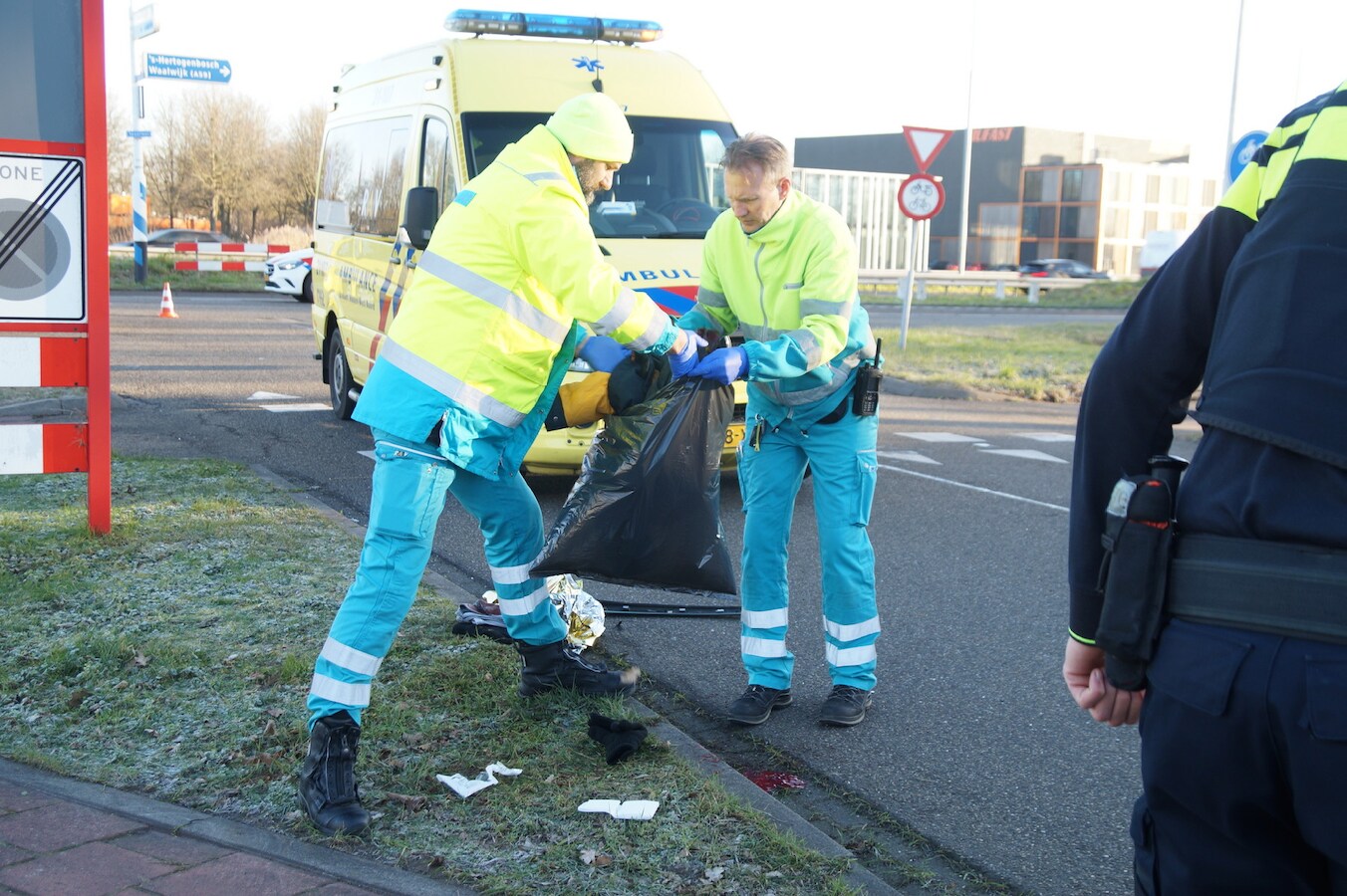 Fietser zwaargewond na ongeluk in Nieuwkuijk, traumahelikopter ter ...