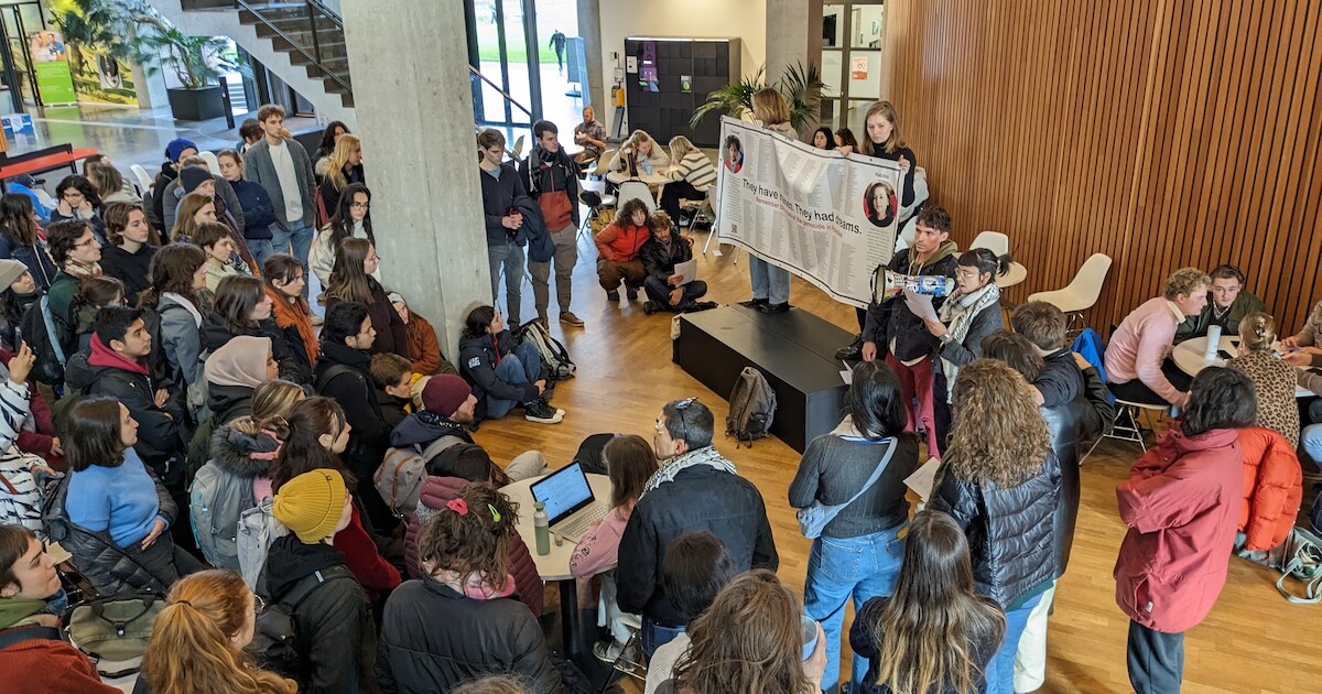 Wageningse studenten lopen collegezaal uit om solidariteit met ...