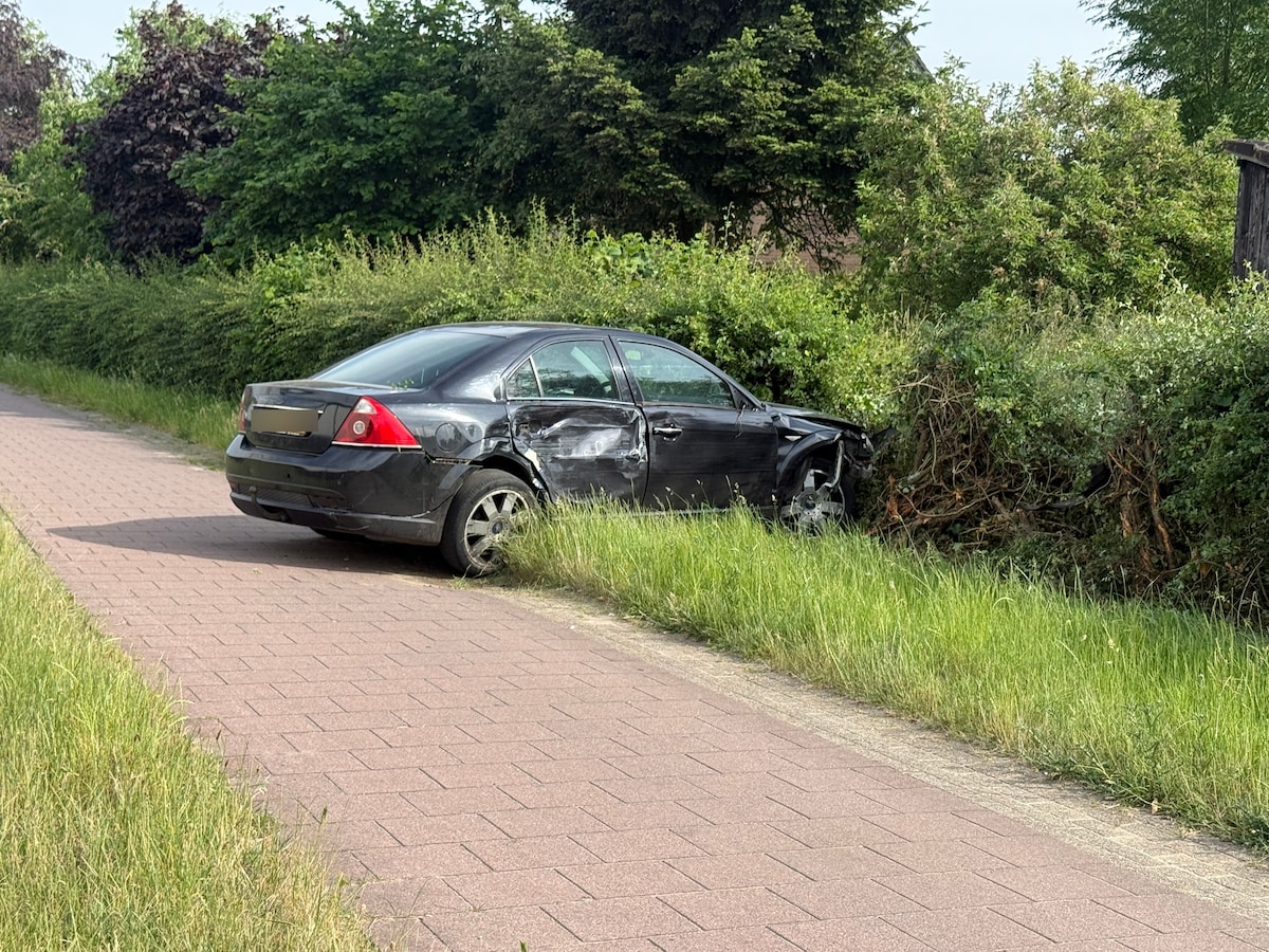 Auto belandt in bosjes na aanrijding met stadsbus op N721 in Molenhoek ...