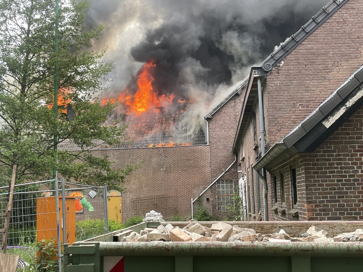 Zeer grote brand in boerderij in Helenaveen | Foto | gelderlander.nl