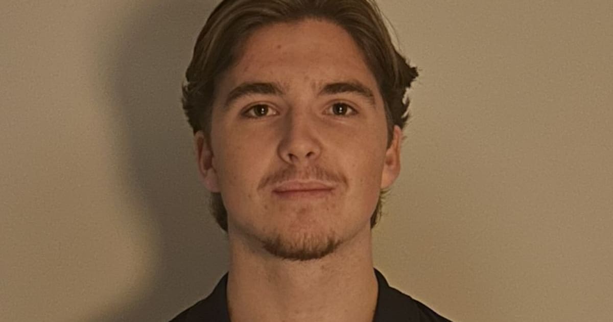 Keeper Bas (21) krijgt de bal tegen zijn rug en is plots de held van ...