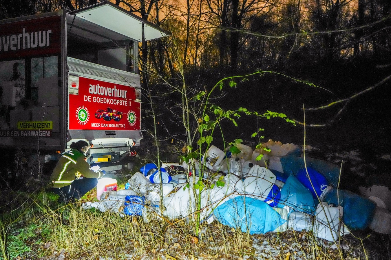 Vrachtwagentje met drugsafval rijdt zich vast in Eindhoven, daders ...