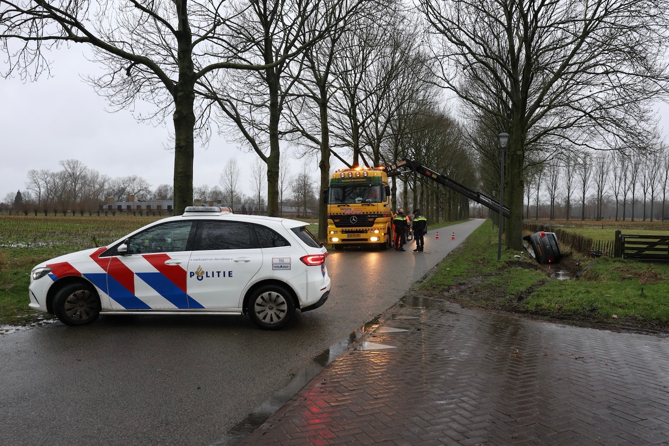 Auto belandt op zijn kant in de sloot na botsing in Best | Foto ...