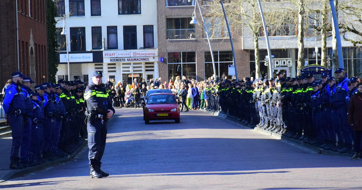Erehaag van agenten voor ongeneeslijke zieke collega: zijn laatste wens ...