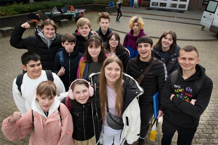 Eerste schooldag voor Oekraïense tieners op Koningin Wilhelmina College in Culemborg ...