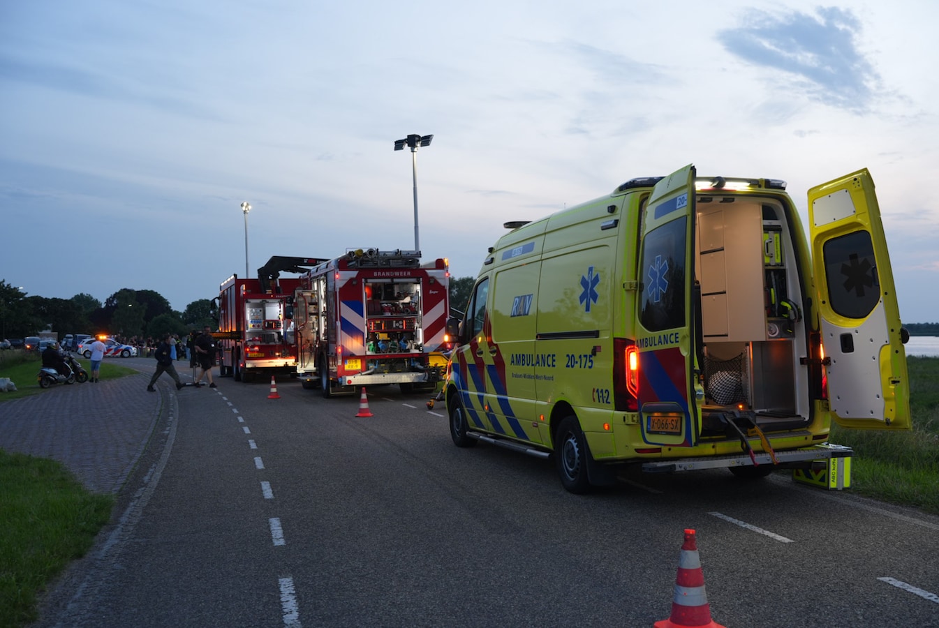 Jonge bestuurder rijdt van tien meter hoge dijk af en raakt zwaargewond ...