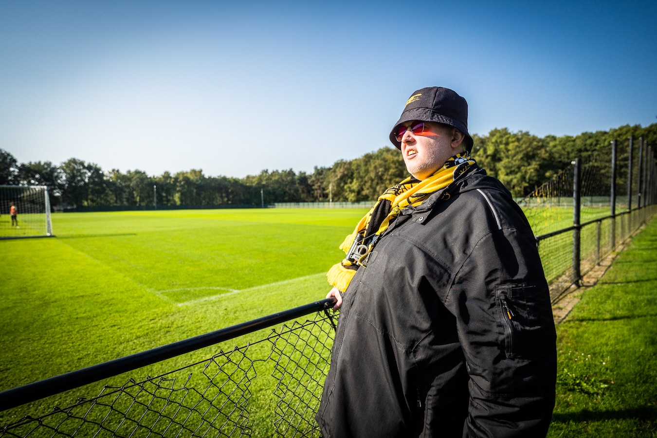 Wie is de man met de verrekijker en dat hoedje bij Vitesse? ‘Het is ...