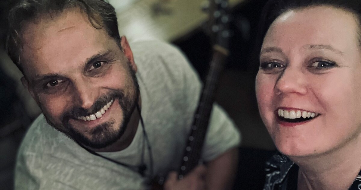 Duo speelt akoestische versies van hits van Bon Jovi tot Adele in kerk ...