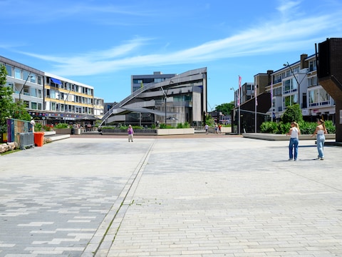 Het is bloedverziekend heet op de Nieuwe Markt in Roosendaal: ‘We ...