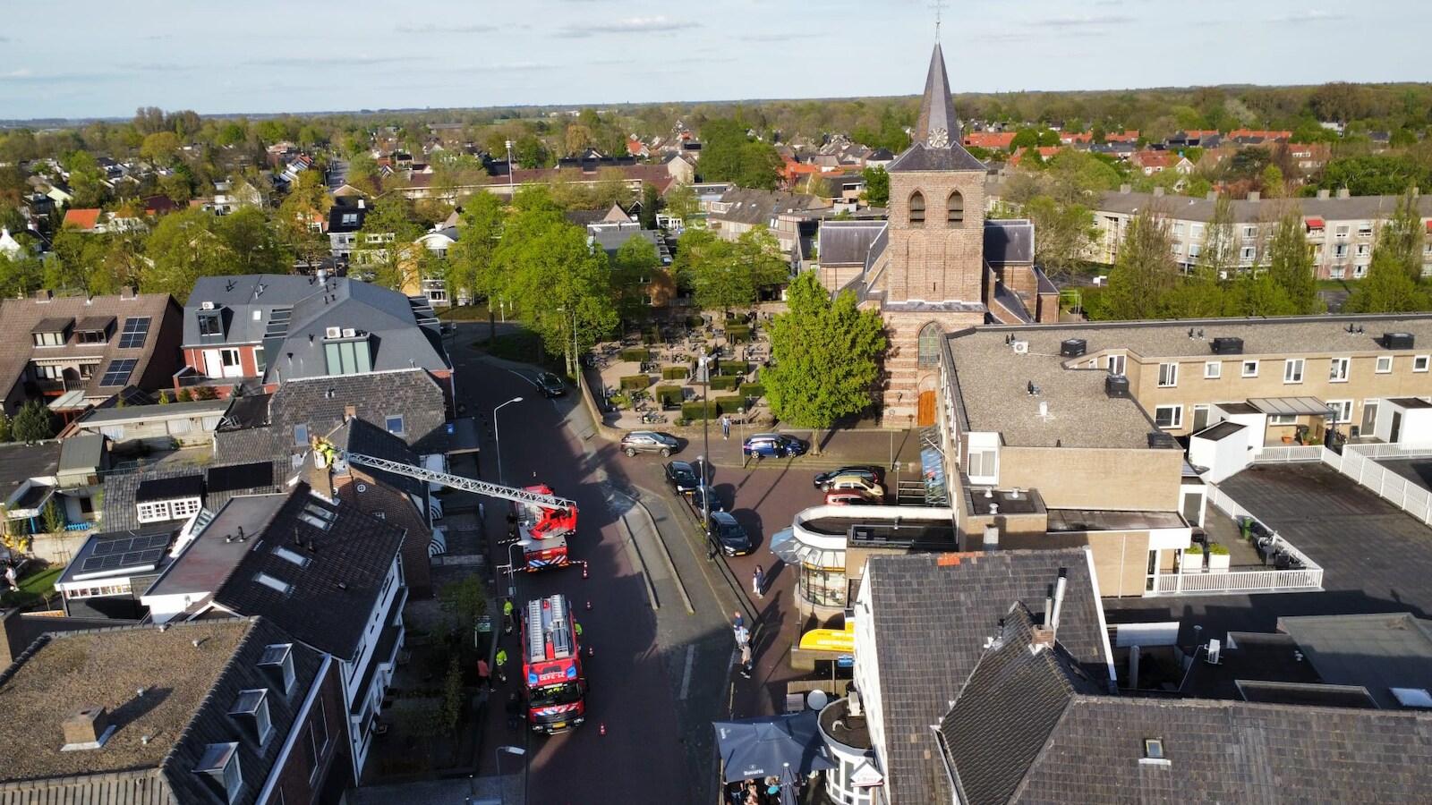 Brandweer bevrijdt vogel uit schoorsteen in Rosmalen | Foto ...