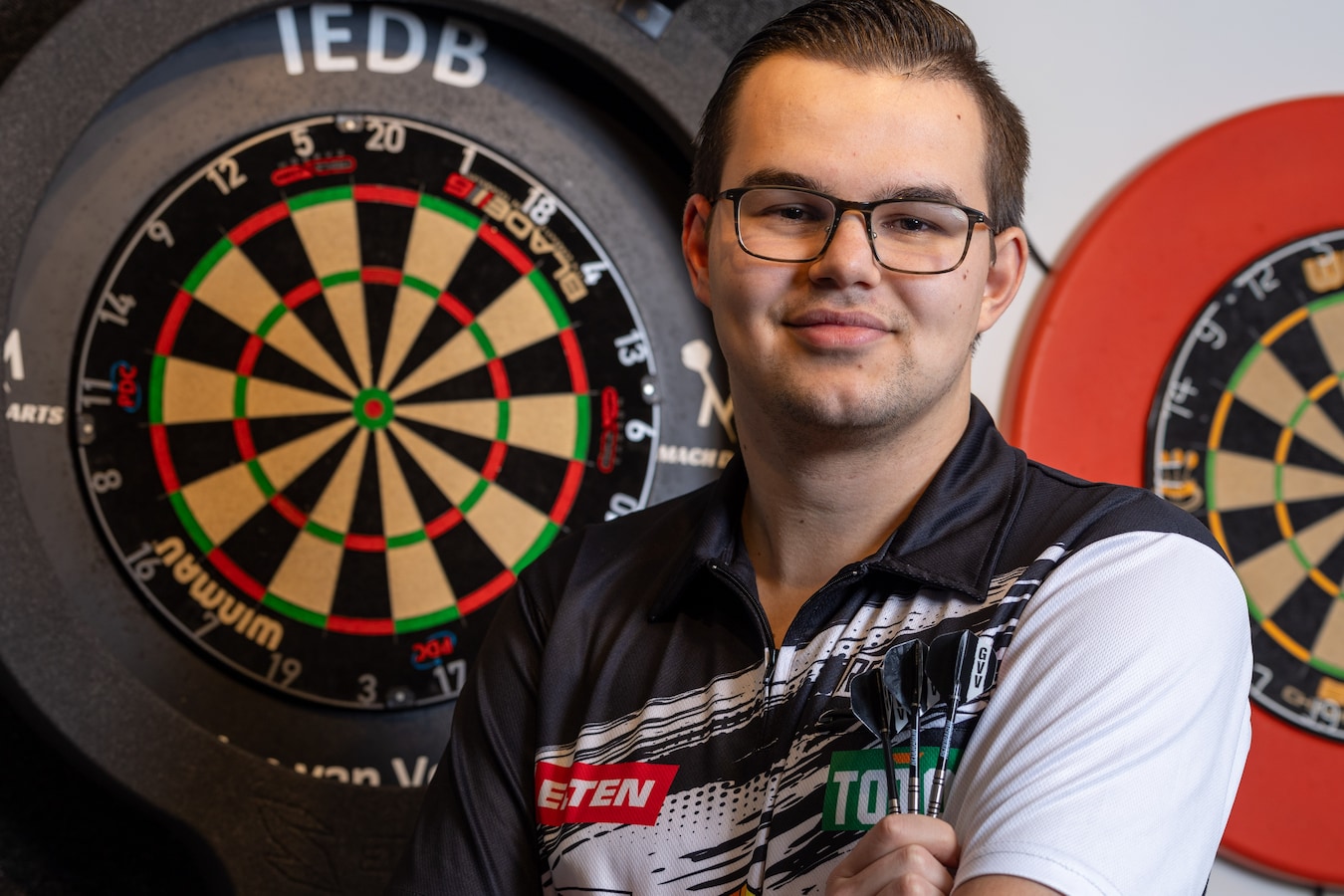 Ineens staat gelovige Gian van Veen tussen zijn dartshelden op het WK ...